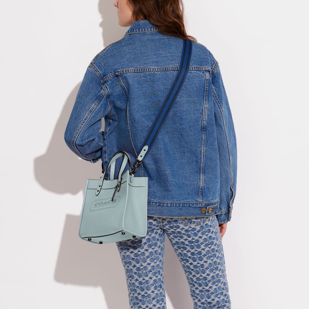 Bolsa Field Tote 22 Coach Azul - coach