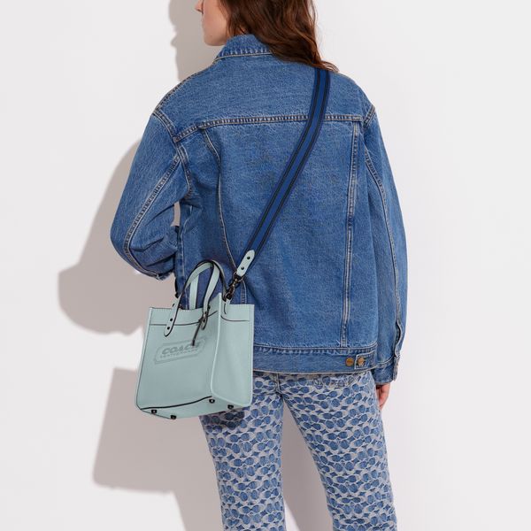 Bolsa Field Tote 22 Coach Azul - coach